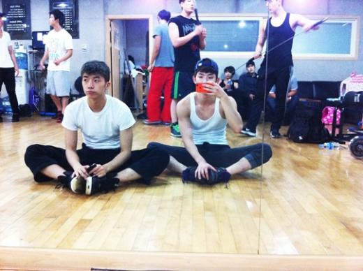 조권, 연습실서 우영과 찰칵 "2AM·2PM 뭉쳤어요" | 스타뉴스