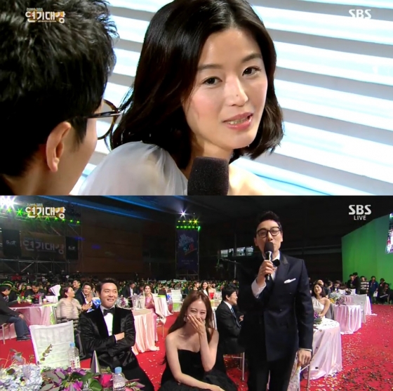 SBS 연기대상, '뽀뽀' 한예슬부터 '애교' 전지현까지(이모저모) - 스타뉴스