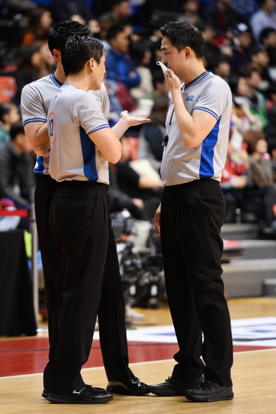 KBL, 오심 범한 심판 징계 확정 발표 - 스타뉴스