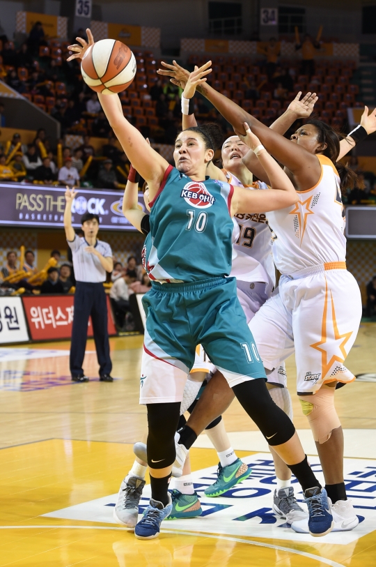 '어천와 21점' KEB하나, KB스타즈 꺾고 3연승 행진 | 스타뉴스