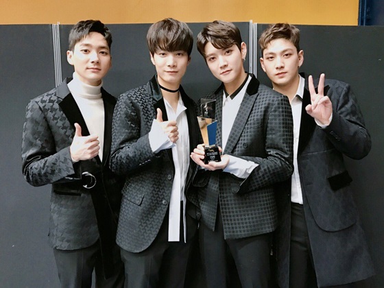 뉴이스트W "팬들 사랑으로 한걸음 나아가" AAA 소감 | 스타뉴스