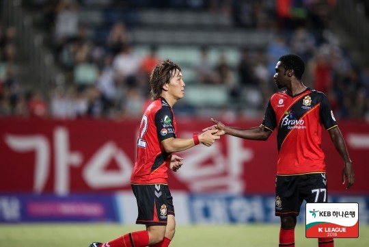 [K리그1 37R] ‘쿠니모토 막판 결승골’ 경남, 수원에 2-1 짜릿승...ACL 직행 성공 - 스타뉴스