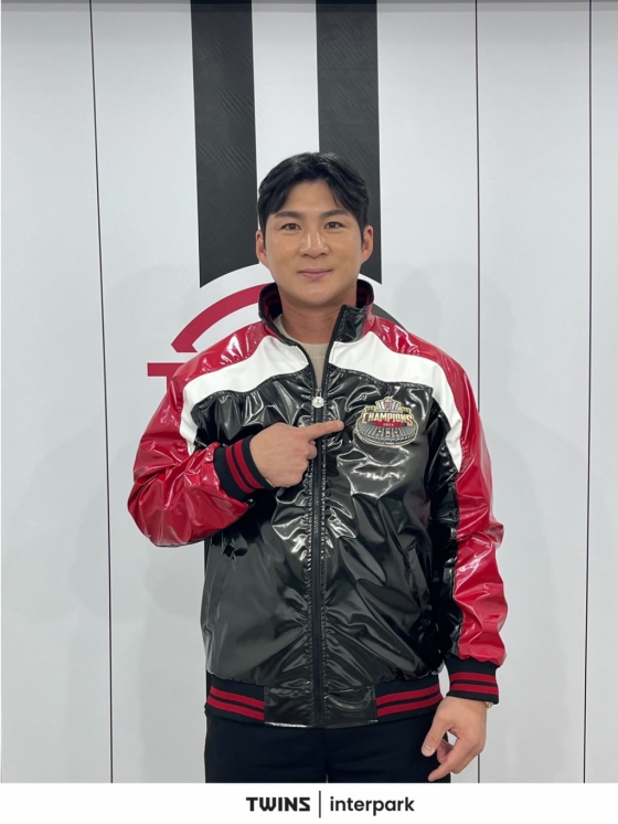 LG 트윈스, 2023 통합우승 2차 기념 상품 출시 '유광 점퍼·유니폼·키링·담요 등 13가지' | 스타뉴스