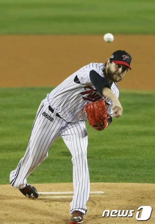 [PO3] LG 리오단, 4이닝 7피안타 5실점 '부진'.. '5회 강판' - 스타뉴스