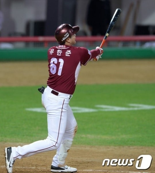 [PO3] 유한준, 2G 연속 PO 홈런 폭발!.. '6-1 쐐기포' - 스타뉴스