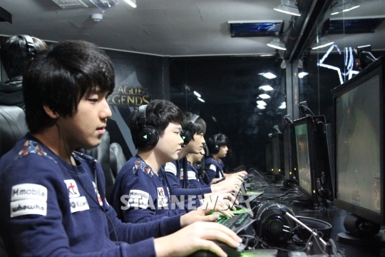 [롤챔스] '나르 맹활약' KT, CJ에 1세트 승리..1-0 리드 | 스타뉴스