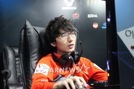 [롤챔스] '카시오페아 맹활약' SKT, IM에 승리..'1-0' 리드 | 스타뉴스
