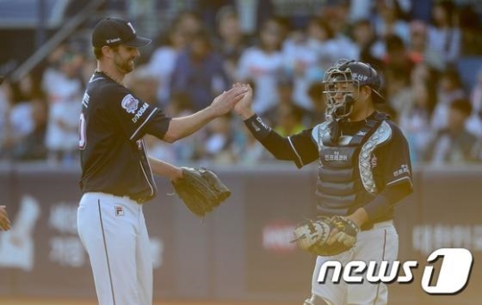 [PO5] '5차전 MVP' 양의지 "한국시리즈도 즐기면서 할 것" - 스타뉴스