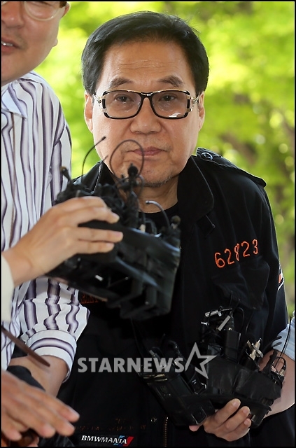 사기 혐의 조영남 16시간 넘는 조사 끝 檢 혐의 입증 계속 종합 스타뉴스