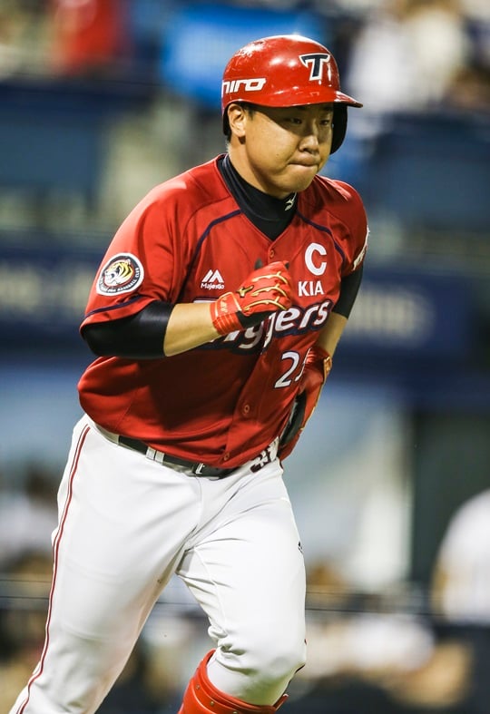 KIA 이범호, 개인 통산 1500안타 고지.. KBO 리그 26호 - 스타뉴스