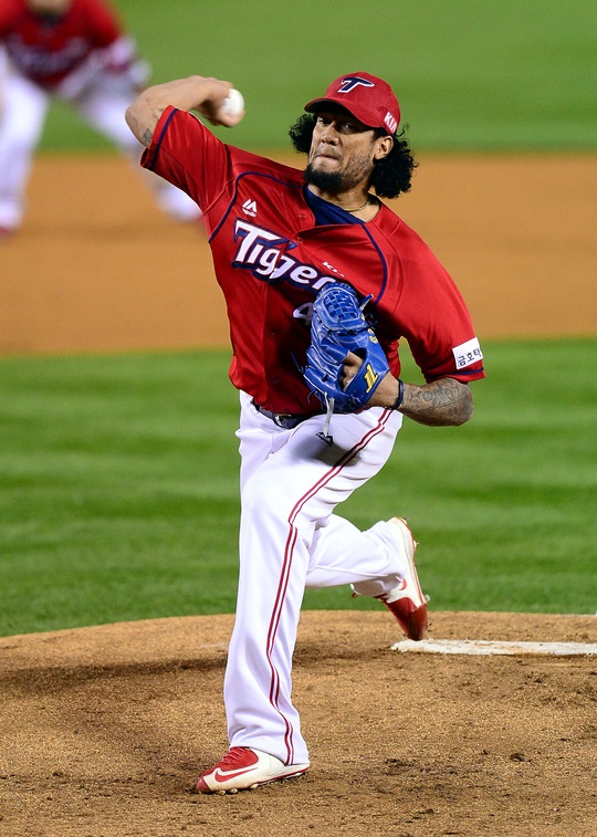 [WC1] '7이닝 1자책 승리' 헥터, 1차전 MVP 선정 | 스타뉴스