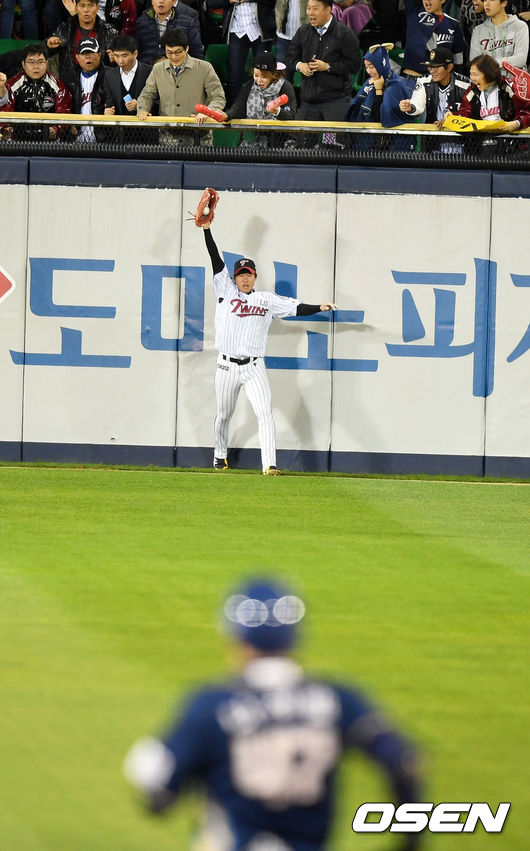 [PO3] '잔루만루 5회' LG, 오늘의 영웅은 안익훈 | 스타뉴스