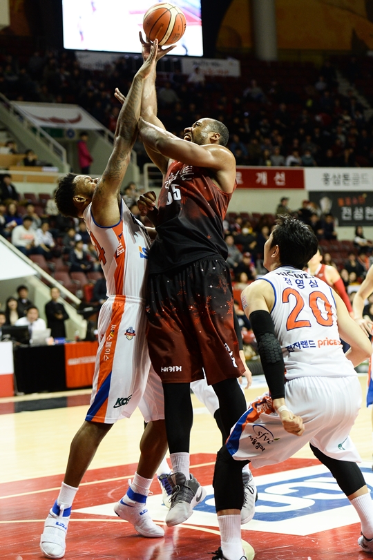 '사이먼 30점' KGC, 전자랜드 잡고 6연승 행진..1위 수성 | 스타뉴스