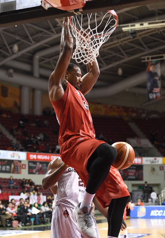 '사이먼 더블-더블' KGC, KT에 77-70 역전승.. KT전 5연승 | 스타뉴스