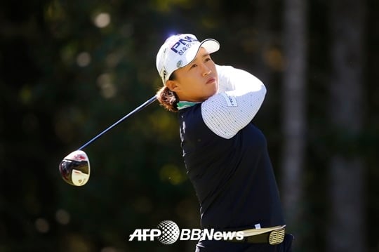 양희영, 혼다 LPGA 3R도 단독 선두 질주.. 일몰로 순연 - 스타뉴스