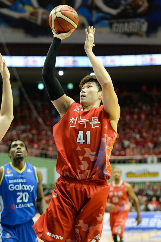 오세근, KGC와 7억5천에 FA 계약..이정현은 결렬 - 스타뉴스