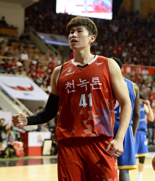 '오세근 7.5억' KBL FA 원 소속구단 협상 완료.. 이정현 등 22명 시장으로 - 스타뉴스