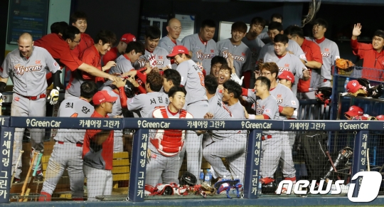 SK, 3G 평균 14.3안타-9.3점.. 타격으로 5위 굳힌다 | 스타뉴스