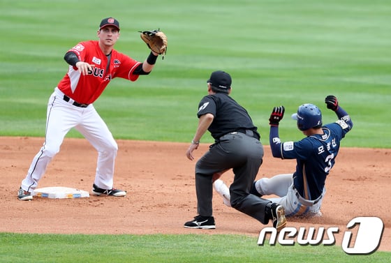 [준PO1] '4도루' 뛰는 야구 대결, 결국 NC가 웃었다 - 스타뉴스