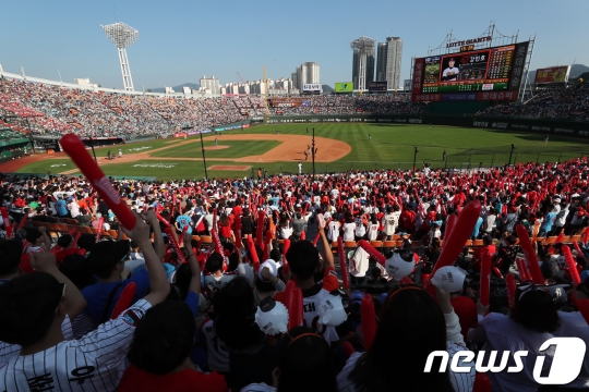 [준PO5] KBO, 12시부터 예매취소분 1800장 현장판매 실시 - 스타뉴스