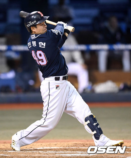 [PO3] '만루포 포함 6타점' 민병헌, 3차전 MVP 등극 - 스타뉴스