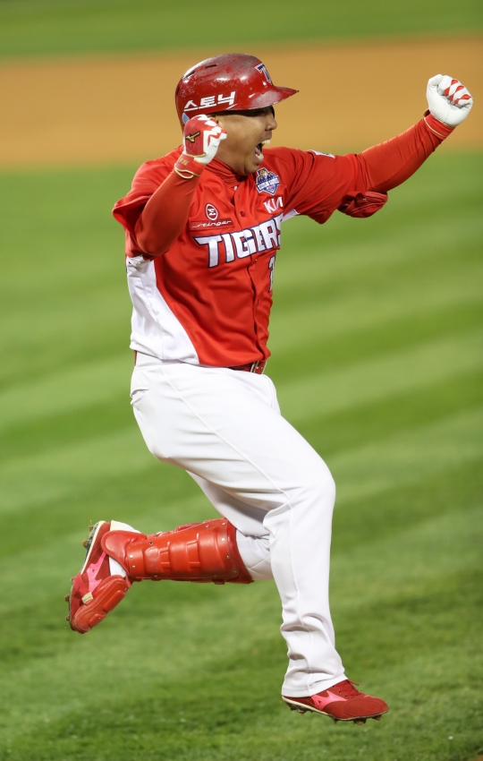 [KS5] '그랜드슬램 폭발' 이범호, 5차전 MVP 선정 - 스타뉴스