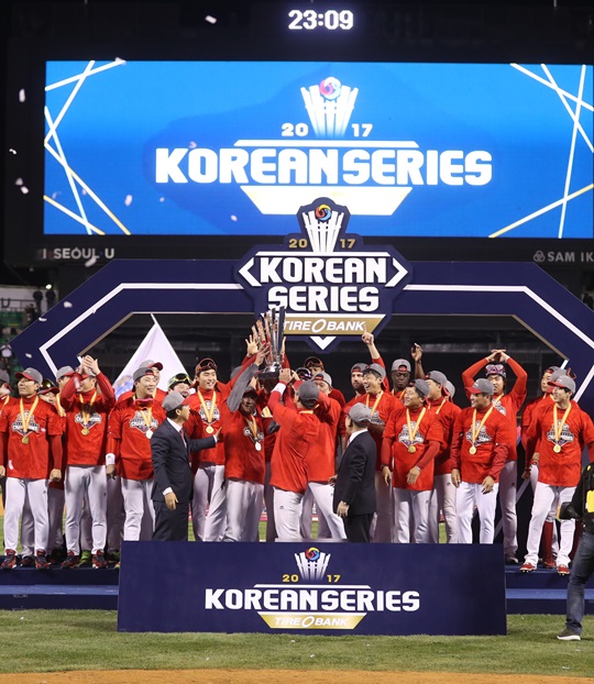 [KIA, V11완성] KIA, 리빌딩→우승까지 단 3시즌..초고속 '성장' - 스타뉴스