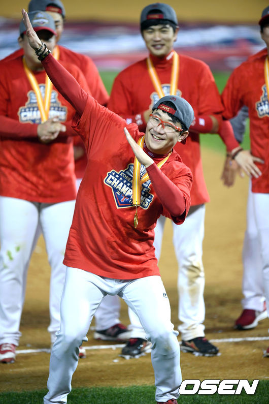 'V11' KIA, 남행열차 리듬 맞춰 그라운드 댄스 파티 - 스타뉴스