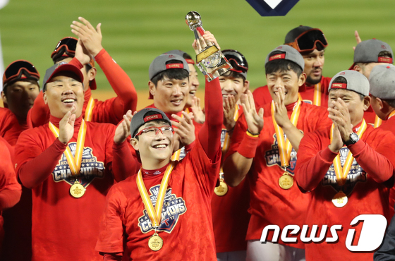 'V11 달성' KIA, 이젠 내부 FA·외인 3인 재계약 관건 | 스타뉴스