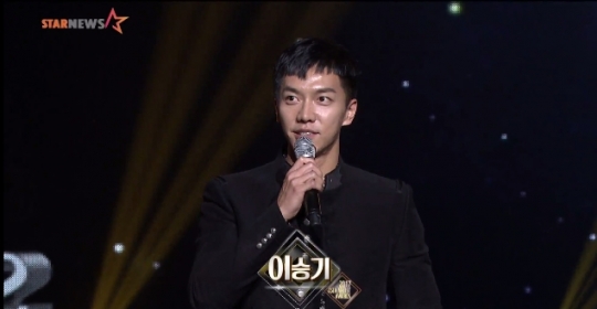 [2017AAA] 이승기, AAA 베스트웰컴상 "감사..파병설 사실아냐" - 스타뉴스