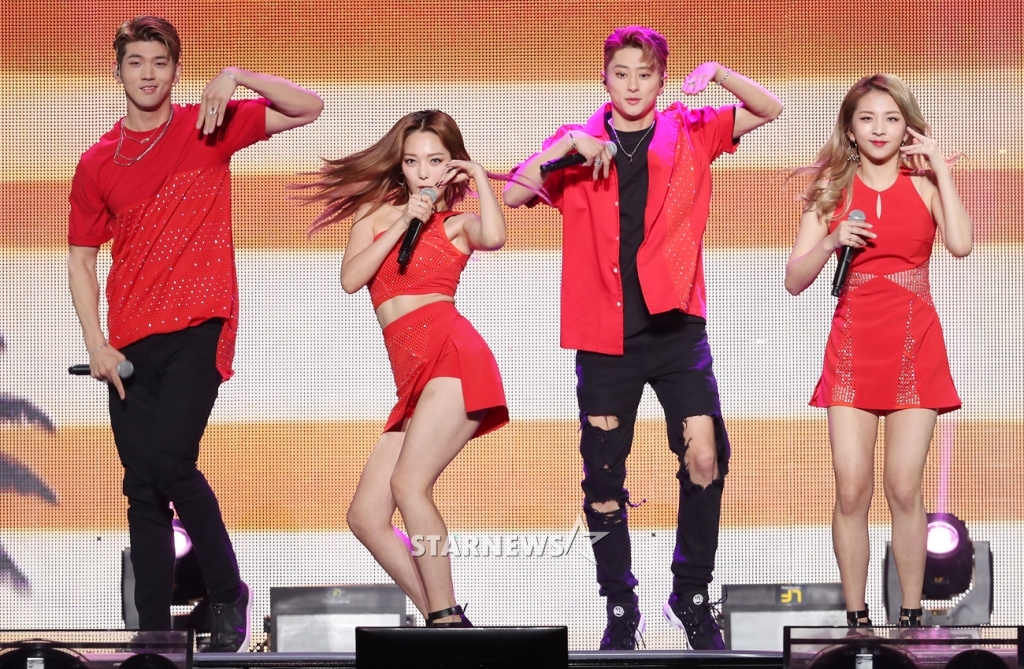 포토]카드, 'AAA에서 매력 폭발' | 스타뉴스