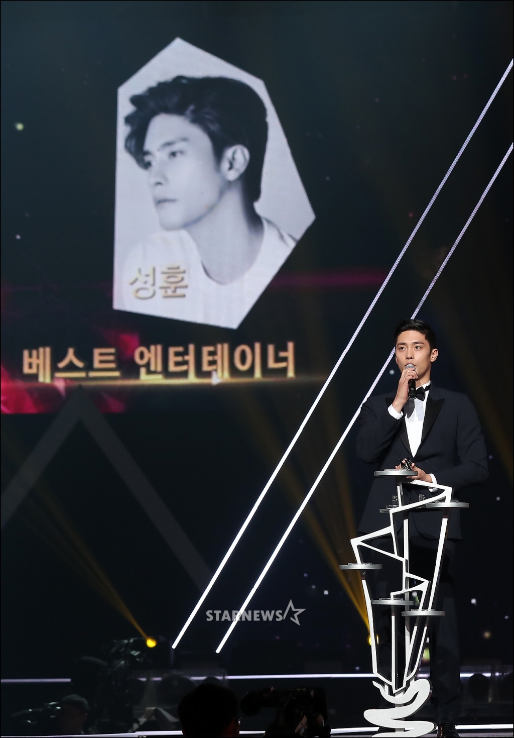 포토]성훈, 'AAA 베스트 엔터테이너 수상' | 스타뉴스