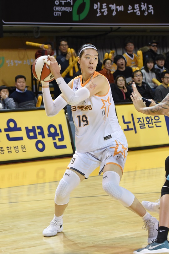 KB 박지수, WKBL 3R MVP..MIP는 KEB하나 김단비 - 스타뉴스