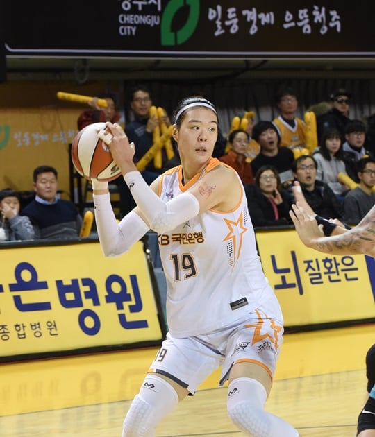 KB 박지수, WKBL 3R MVP..MIP는 KEB하나 김단비 - 스타뉴스