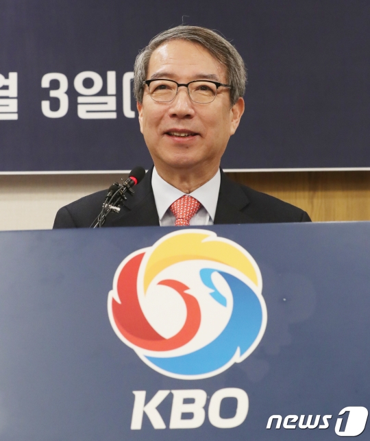 KBO 정운찬 총재, 美·日 커미셔너 만난다..모든 구단 캠프도 방문 | 스타뉴스