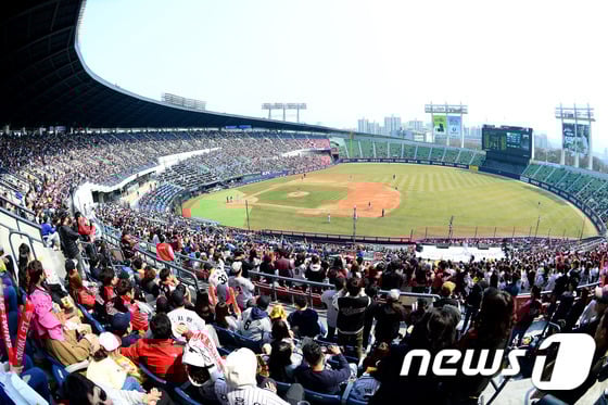 KBO 2018 등록선수 발표, 억대 연봉 역대 최다 164명 - 스타뉴스
