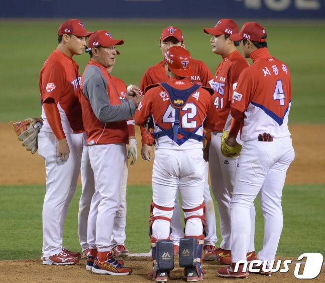 KBO "MLB 마운드 방문 6회 제한, 도입 여부 충분 검토中" | 스타뉴스