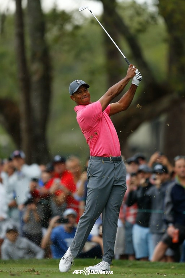 [밸스파 챔피언십] 우즈, 3R 1타 차로 2위.. 4년 7개월만 우승 도전! | 스타뉴스