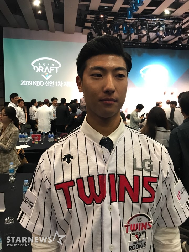 [KBO 1차지명] 유일한 '대졸' LG 이정용 "절대 포기하지 않았다" - 스타뉴스