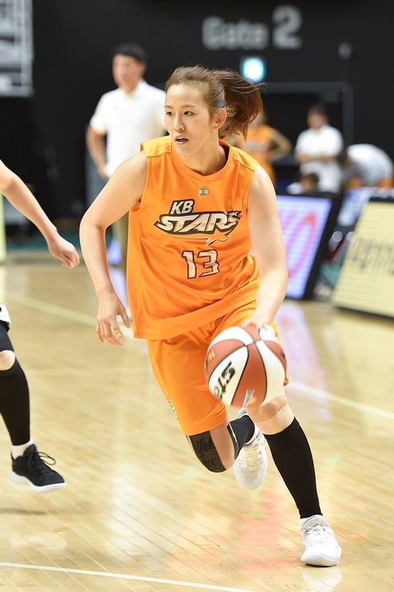 [박신자컵] KB스타즈, KDB에 2점차 신승..김가은 23점 8R - 스타뉴스