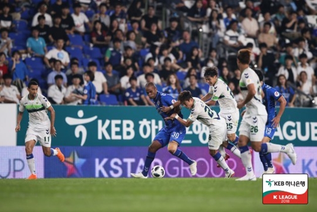 [K리그1 32R] 전북 조기우승? 울산 고춧가루?…선발 라인업 발표 - 스타뉴스