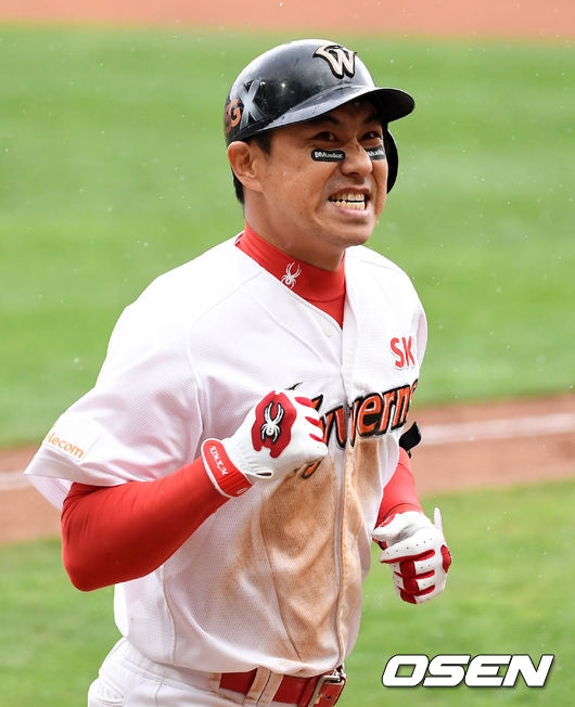 '적시타-홈런' 김강민, PO 2차전 데일리 MVP... 상금 100만원 [PO2] | 스타뉴스