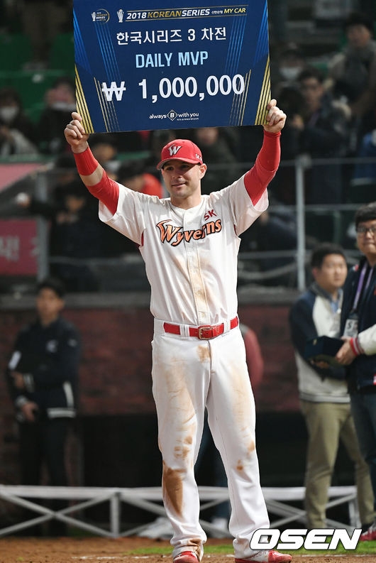 '멀티포 4타점' 로맥, 3차전 MVP 등극! [KS3] - 스타뉴스