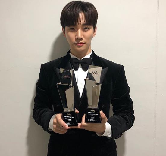 이준호 '2018 AAA' 이모티브상.."팬들과 2PM 고마워" | 스타뉴스