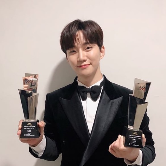 박진영, '2018 AAA' 2관왕 이준호 향한 축하 "JYP 후배들의 모범" | 스타뉴스