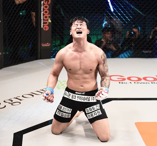 김태인, 김지훈에 2R TKO 승... 데뷔전 화끈한 승리 [로드FC] - 스타뉴스