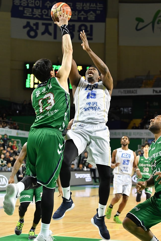 '브라운-이정현 쌍끌이' KCC, DB와 연장 끝 98-92 승... 3연승 질주 - 스타뉴스