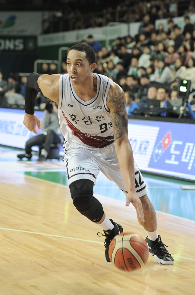 '에드워즈 38점' KGC, DB에 102-71 대승... 7연패 탈출-공동 7위 | 스타뉴스