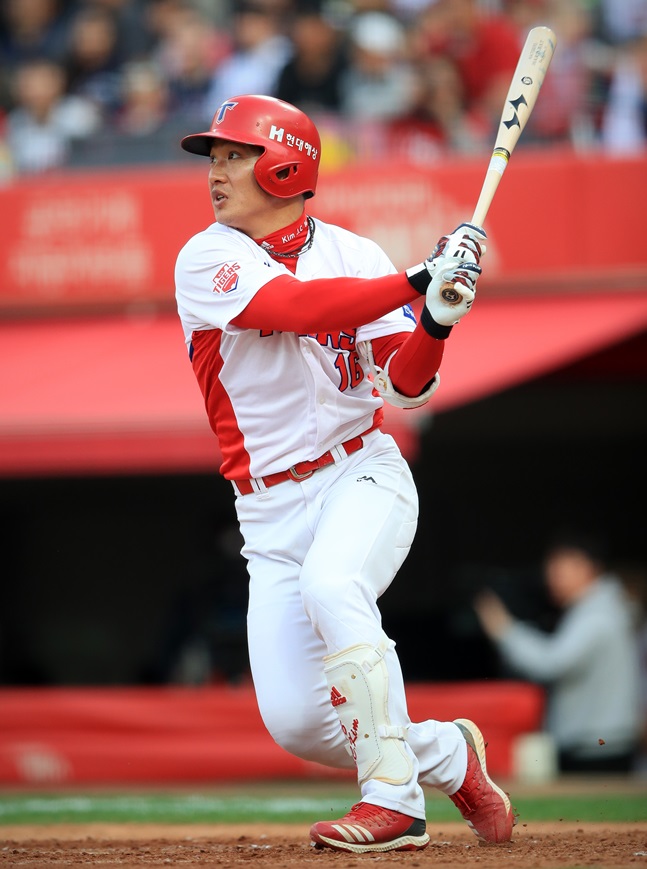 KIA 김주찬, 개인 통산 1800안타 고지... KBO 통산 14호 - 스타뉴스