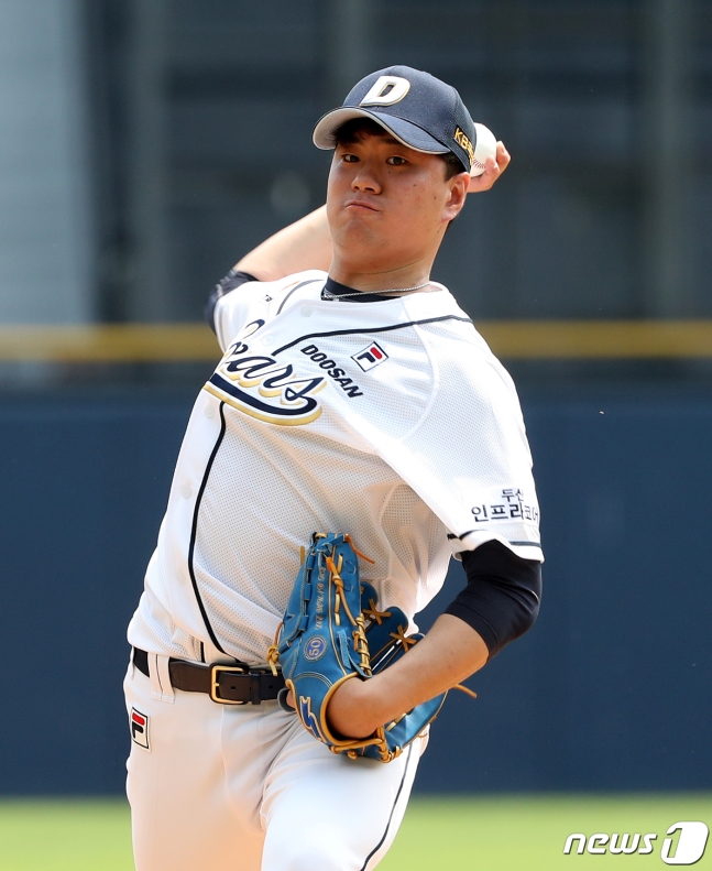 리뷰] '이영하 11연승' 두산, KBO 역대 2번째 2400승 달성 | 스타뉴스
